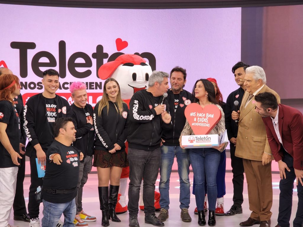 Teletón entrega simbólico corazón a canales de TV y anuncia su ...