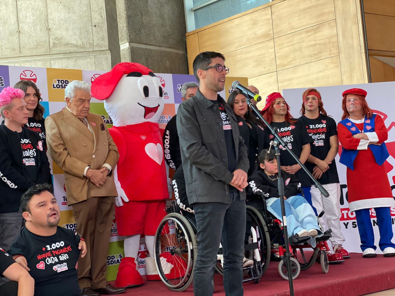 Teletón entrega simbólico corazón a canales de TV y anuncia su ...