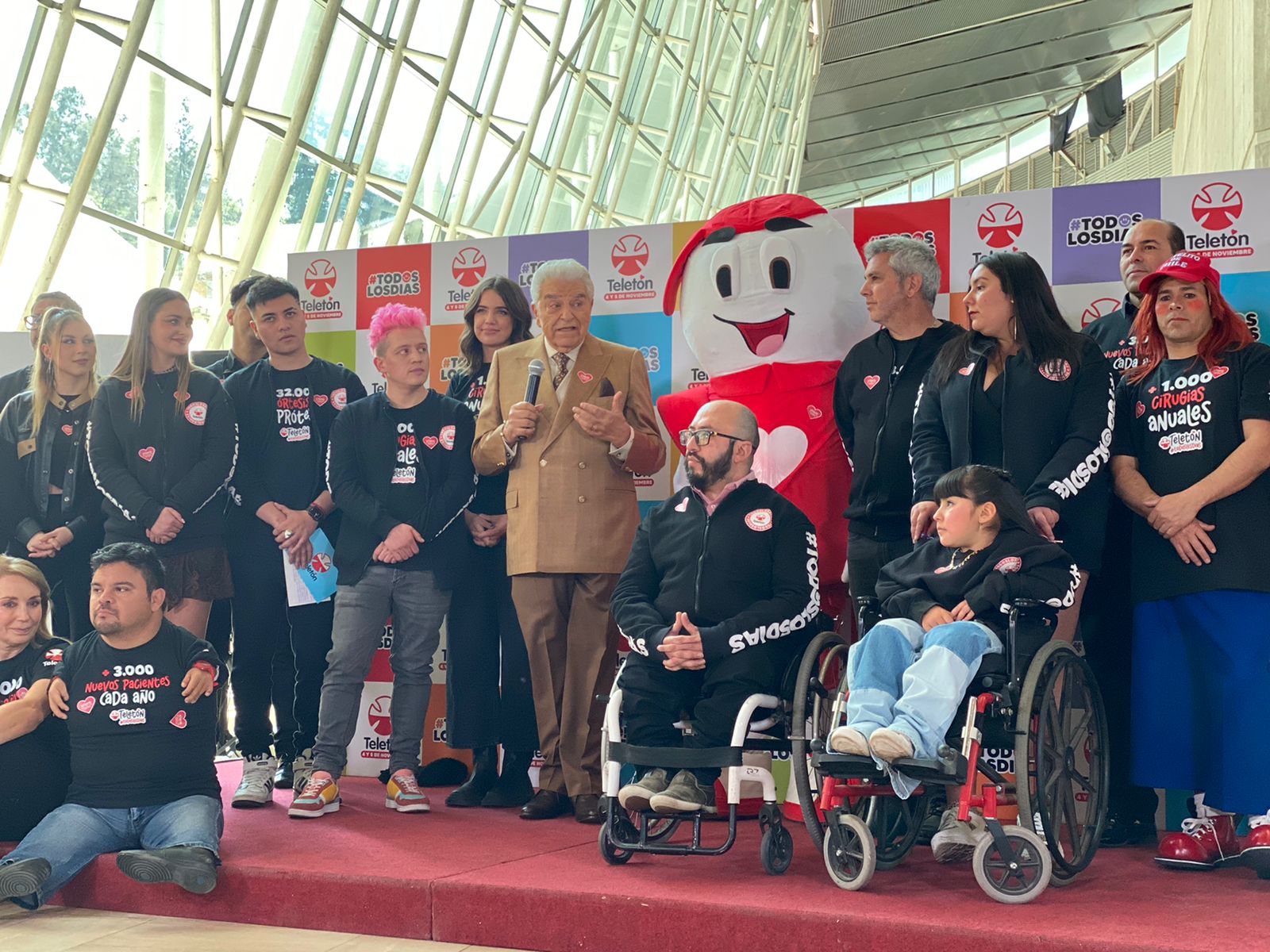 Teletón entrega simbólico corazón a canales de TV y anuncia su ...