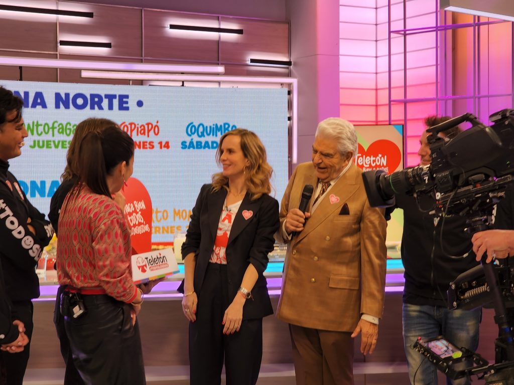 Teletón entrega simbólico corazón a canales de TV y anuncia su ...